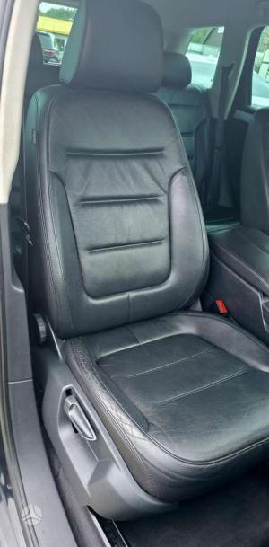 Black Volkswagen Touareg 2011 in Vilnius, with an engine capacity of 3.00 L and mileage of 288 thousand km for 8900 €, photo 12 on AUTOMOTO.COM.LV