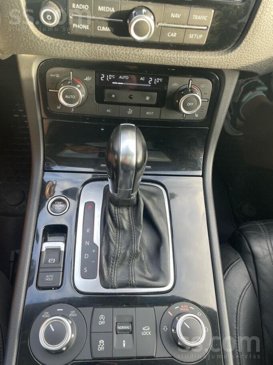 Melns Volkswagen Touareg 2011 Rīga, ar dzinēja tilpumu 3.00 L un nobraukumu 309 tūkst. km par 12000 €, foto 16 vietnē AUTOMOTO.COM.LV