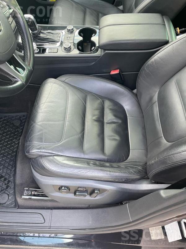 Black Volkswagen Touareg 2011 in Riga, with an engine capacity of 3.00 L and mileage of 309 thousand km for 12000 €, photo 10 on AUTOMOTO.COM.LV