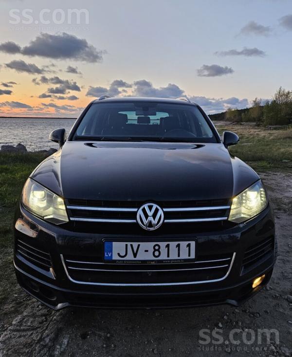 Melns Volkswagen Touareg 2012 Liepāja, ar dzinēja tilpumu 3.00 L un nobraukumu 496 tūkst. km par 11950 €, foto 1 vietnē AUTOMOTO.COM.LV