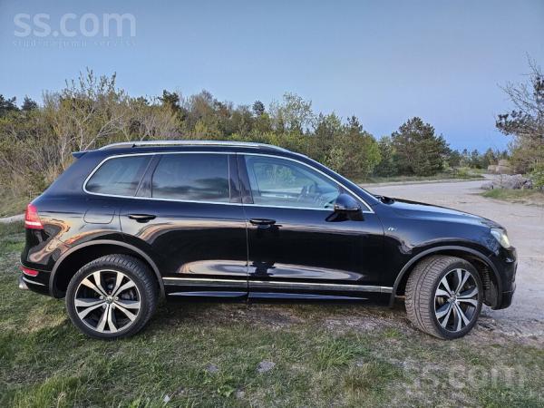 Melns Volkswagen Touareg 2012 Liepāja, ar dzinēja tilpumu 3.00 L un nobraukumu 496 tūkst. km par 11950 €, foto 3 vietnē AUTOMOTO.COM.LV