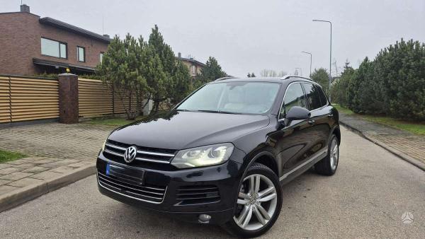 Black Volkswagen Touareg 2012 in Klaipeda, with an engine capacity of 2.97 L and mileage of 332 thousand km for 7999 €, photo 1 on AUTOMOTO.COM.LV