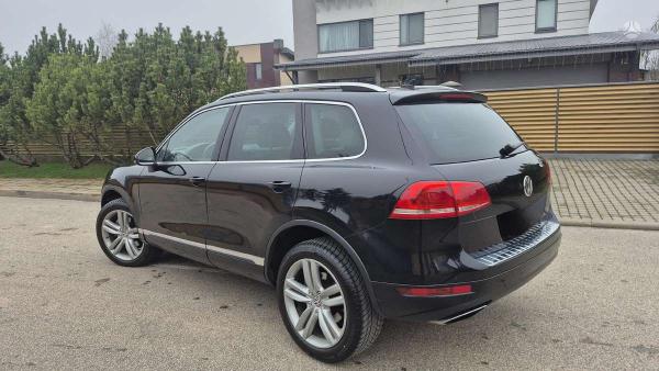 Black Volkswagen Touareg 2012 in Klaipeda, with an engine capacity of 2.97 L and mileage of 332 thousand km for 7999 €, photo 2 on AUTOMOTO.COM.LV