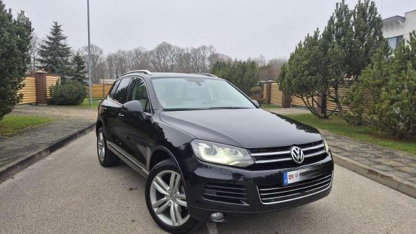 Black Volkswagen Touareg 2012 in Klaipeda, with an engine capacity of 2.97 L and mileage of 332 thousand km for 7999 €, photo 3 on AUTOMOTO.COM.LV