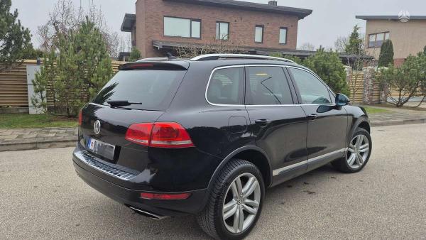 Black Volkswagen Touareg 2012 in Klaipeda, with an engine capacity of 2.97 L and mileage of 332 thousand km for 7999 €, photo 4 on AUTOMOTO.COM.LV