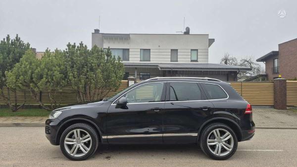 Black Volkswagen Touareg 2012 in Klaipeda, with an engine capacity of 2.97 L and mileage of 332 thousand km for 7999 €, photo 5 on AUTOMOTO.COM.LV