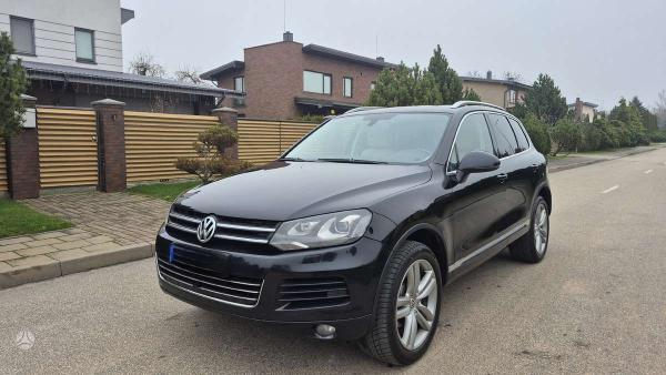Black Volkswagen Touareg 2012 in Klaipeda, with an engine capacity of 2.97 L and mileage of 332 thousand km for 7999 €, photo 6 on AUTOMOTO.COM.LV