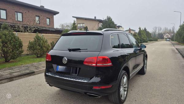 Black Volkswagen Touareg 2012 in Klaipeda, with an engine capacity of 2.97 L and mileage of 332 thousand km for 7999 €, photo 9 on AUTOMOTO.COM.LV