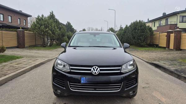 Black Volkswagen Touareg 2012 in Klaipeda, with an engine capacity of 2.97 L and mileage of 332 thousand km for 7999 €, photo 10 on AUTOMOTO.COM.LV
