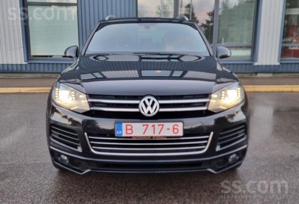 Black Volkswagen Touareg 2012 in Riga, with an engine capacity of 3.00 L and mileage of 295 thousand km for 11990 €, photo 2 on AUTOMOTO.COM.LV