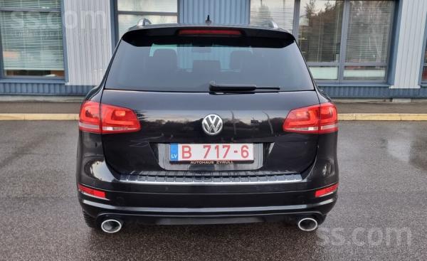 Black Volkswagen Touareg 2012 in Riga, with an engine capacity of 3.00 L and mileage of 295 thousand km for 11990 €, photo 4 on AUTOMOTO.COM.LV