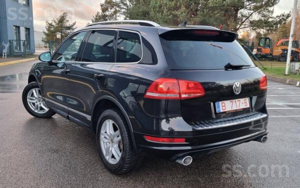 Black Volkswagen Touareg 2012 in Riga, with an engine capacity of 3.00 L and mileage of 295 thousand km for 11990 €, photo 5 on AUTOMOTO.COM.LV