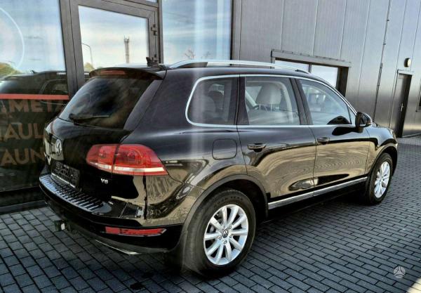 Melns Volkswagen Touareg 2012 Šauļi, ar dzinēja tilpumu 3.60 L un nobraukumu 180 tūkst. km par 8990 €, foto 4 vietnē AUTOMOTO.COM.LV