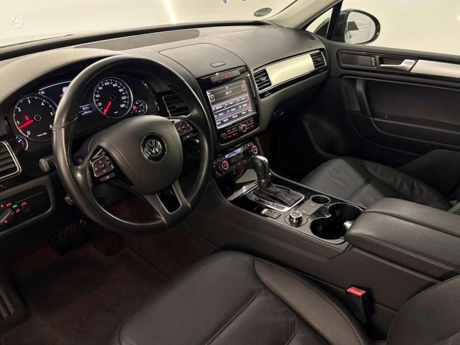Melns Volkswagen Touareg 2012 Marijampole, ar dzinēja tilpumu 2.97 L un nobraukumu 237 tūkst. km par 11450 €, foto 6 vietnē AUTOMOTO.COM.LV