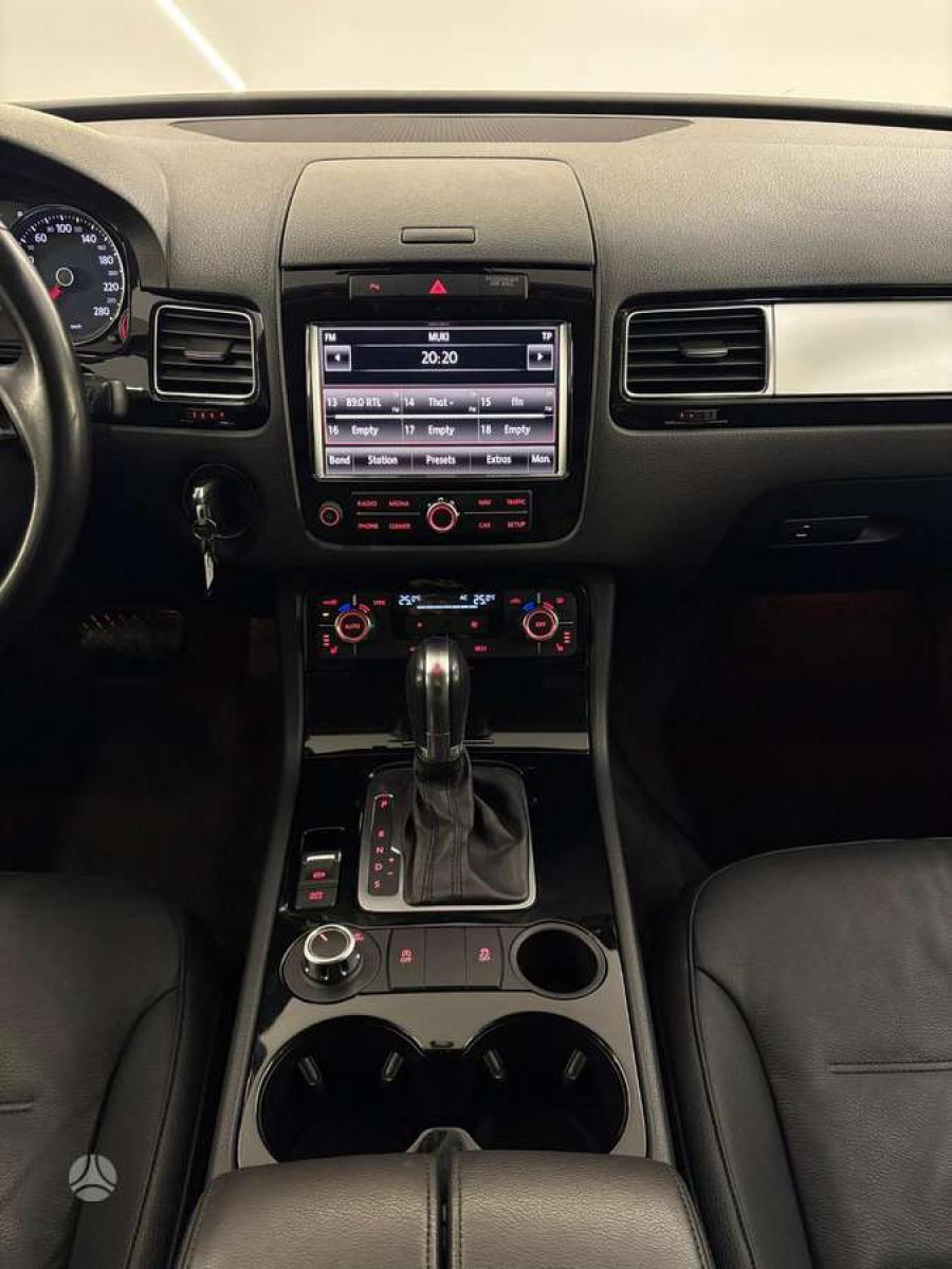 Melns Volkswagen Touareg 2012 Marijampole, ar dzinēja tilpumu 2.97 L un nobraukumu 237 tūkst. km par 11450 €, foto 7 vietnē AUTOMOTO.COM.LV