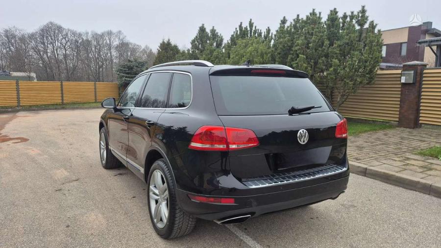 Melns Volkswagen Touareg 2012 Klaipėda, ar dzinēja tilpumu 2.97 L un nobraukumu 331 tūkst. km par 7850 €, foto 2 vietnē AUTOMOTO.COM.LV