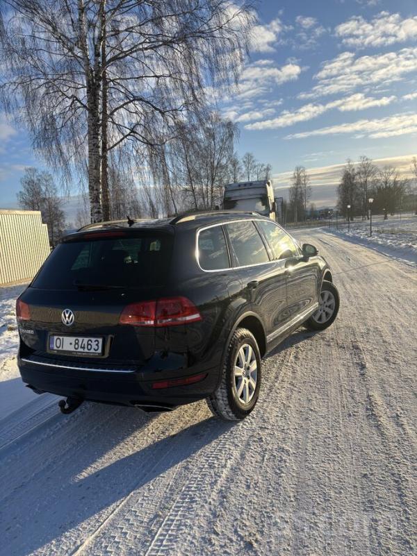 Black Volkswagen Touareg 2012 in Ogre, with an engine capacity of 3.00 L and mileage of 236 thousand km for 12500 €, photo 3 on AUTOMOTO.COM.LV