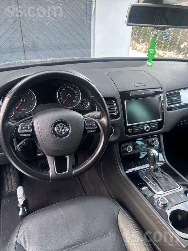 Black Volkswagen Touareg 2012 in Ogre, with an engine capacity of 3.00 L and mileage of 236 thousand km for 12500 €, photo 10 on AUTOMOTO.COM.LV