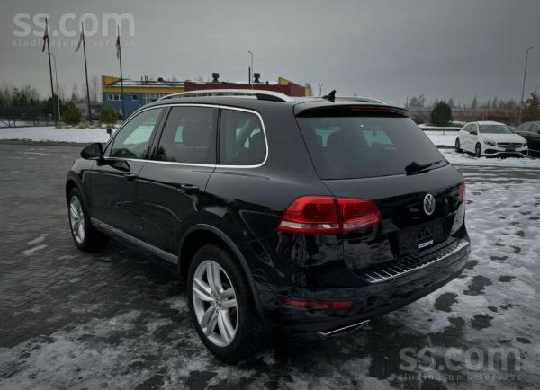 Black Volkswagen Touareg 2012 in Telschi, with an engine capacity of 3.00 L and mileage of 248 thousand km for 11799 €, photo 4 on AUTOMOTO.COM.LV