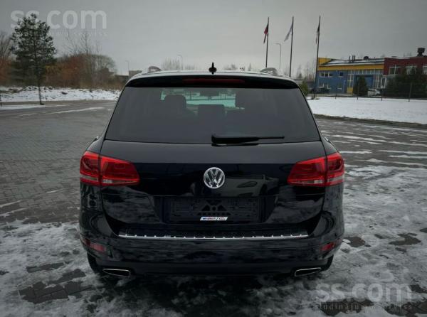 Black Volkswagen Touareg 2012 in Telschi, with an engine capacity of 3.00 L and mileage of 248 thousand km for 11799 €, photo 5 on AUTOMOTO.COM.LV