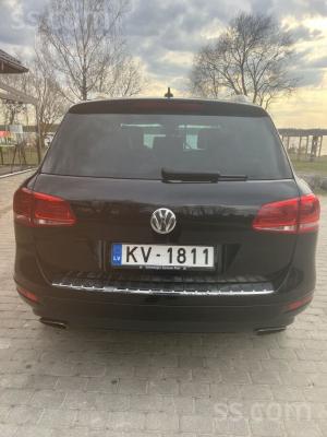 Melns Volkswagen Touareg 2012 Ogre, ar dzinēja tilpumu 3.00 L un nobraukumu 164 tūkst. km par 12250 €, foto 4 vietnē AUTOMOTO.COM.LV