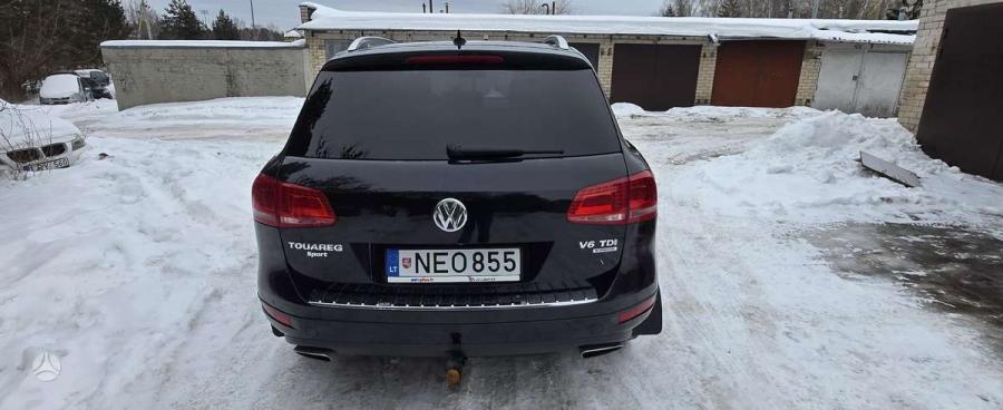 Black Volkswagen Touareg 2012 in Vilnius, with an engine capacity of 2.97 L and mileage of 273 thousand km for 13000 €, photo 4 on AUTOMOTO.COM.LV