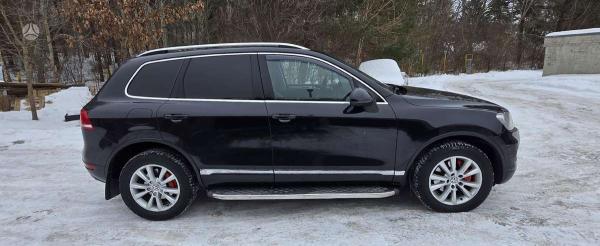 Black Volkswagen Touareg 2012 in Vilnius, with an engine capacity of 2.97 L and mileage of 273 thousand km for 13000 €, photo 6 on AUTOMOTO.COM.LV