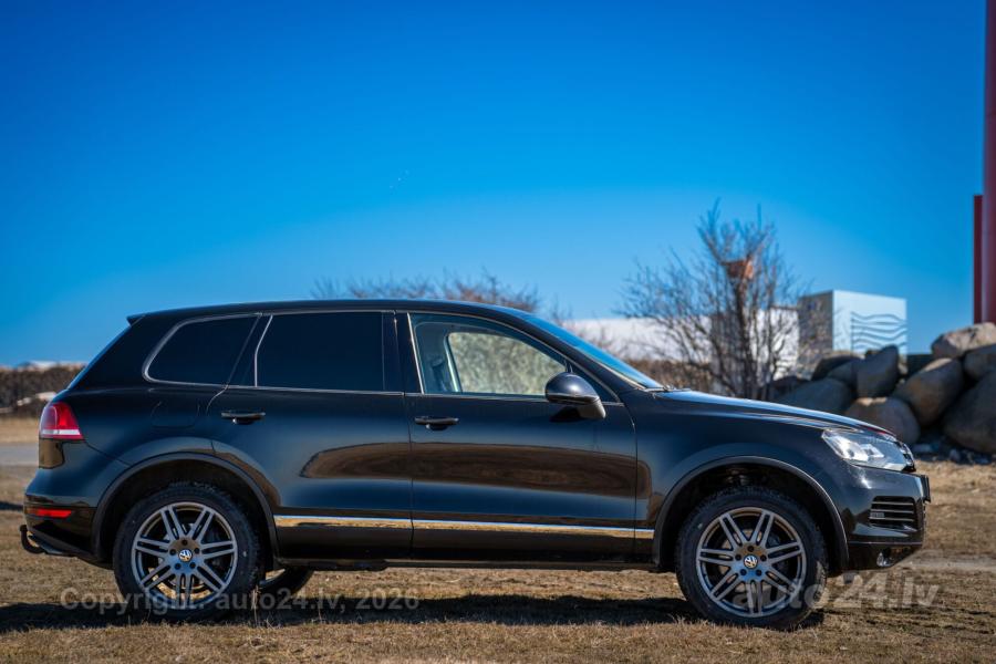 Melns Volkswagen Touareg 2012 Pērnava, ar dzinēja tilpumu 3.00 L un nobraukumu 407 tūkst. km par 10999 €, foto 7 vietnē AUTOMOTO.COM.LV