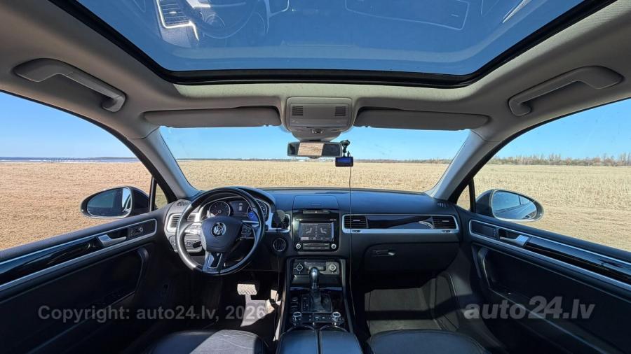 Melns Volkswagen Touareg 2012 Pērnava, ar dzinēja tilpumu 3.00 L un nobraukumu 407 tūkst. km par 10999 €, foto 12 vietnē AUTOMOTO.COM.LV