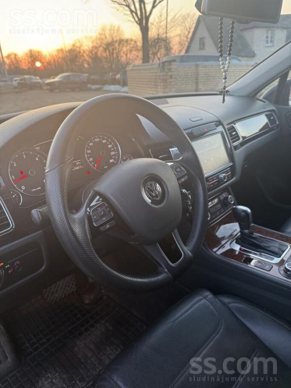 Melns Volkswagen Touareg 2012 Jelgava, ar dzinēja tilpumu 3.00 L un nobraukumu 330 tūkst. km par 13300 €, foto 6 vietnē AUTOMOTO.COM.LV