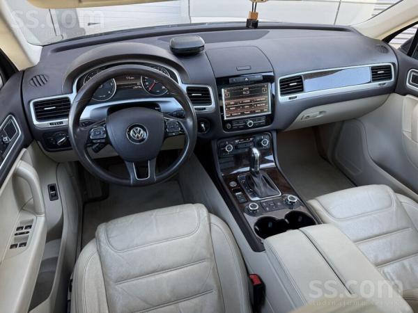 Black Volkswagen Touareg 2012 in Riga, with an engine capacity of 3.00 L and mileage of 394 thousand km for 8990 €, photo 7 on AUTOMOTO.COM.LV