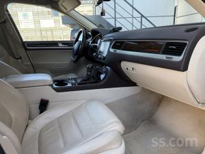 Melns Volkswagen Touareg 2012 Rīga, ar dzinēja tilpumu 3.00 L un nobraukumu 394 tūkst. km par 8350 €, foto 16 vietnē AUTOMOTO.COM.LV