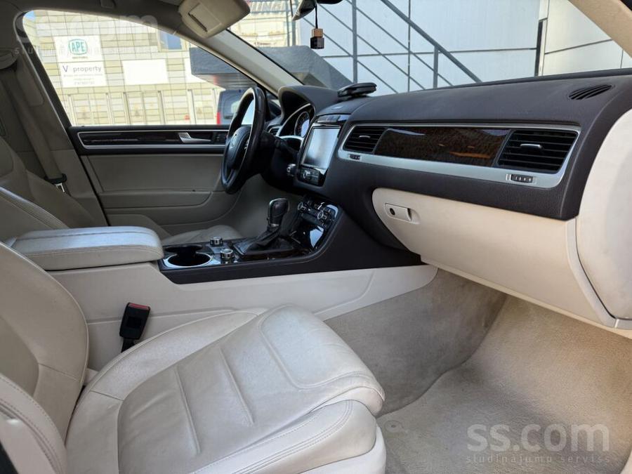 Melns Volkswagen Touareg 2012 Rīga, ar dzinēja tilpumu 3.00 L un nobraukumu 394 tūkst. km par 8350 €, foto 16 vietnē AUTOMOTO.COM.LV