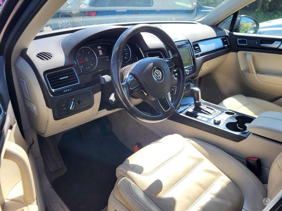 Melns Volkswagen Touareg 2012 Alīta, ar dzinēja tilpumu 3.00 L un nobraukumu 269 tūkst. km par 6650 €, foto 7 vietnē AUTOMOTO.COM.LV