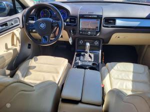 Melns Volkswagen Touareg 2012 Alīta, ar dzinēja tilpumu 3.00 L un nobraukumu 269 tūkst. km par 6650 €, foto 8 vietnē AUTOMOTO.COM.LV