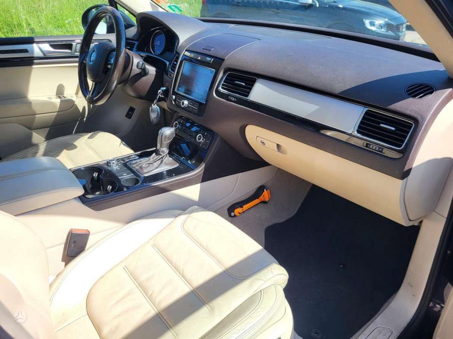 Melns Volkswagen Touareg 2012 Alīta, ar dzinēja tilpumu 3.00 L un nobraukumu 269 tūkst. km par 6650 €, foto 9 vietnē AUTOMOTO.COM.LV