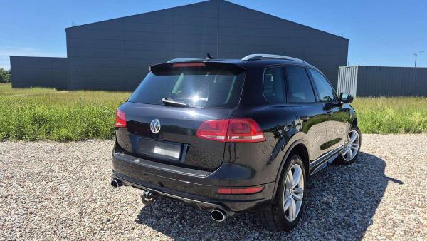 Melns Volkswagen Touareg 2012 Klaipėda, ar dzinēja tilpumu 2.97 L un nobraukumu 398 tūkst. km par 7799 €, foto 4 vietnē AUTOMOTO.COM.LV