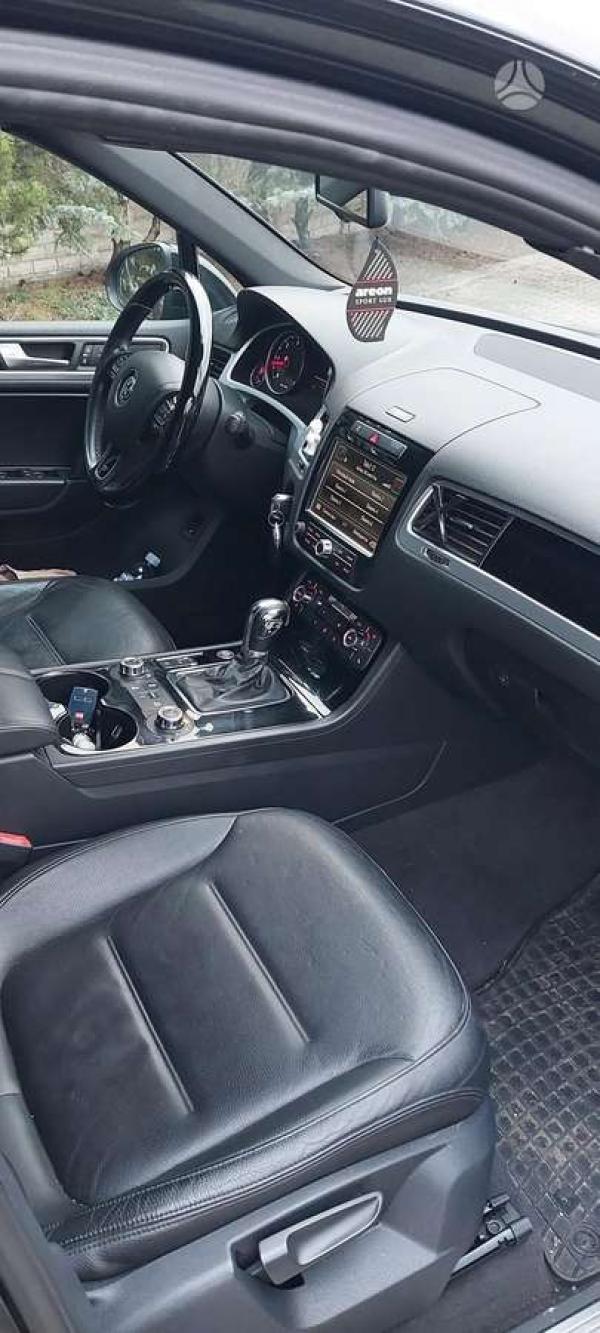 Melns Volkswagen Touareg 2012 Viļņa, ar dzinēja tilpumu 3.00 L un nobraukumu 309 tūkst. km par 9999 €, foto 6 vietnē AUTOMOTO.COM.LV