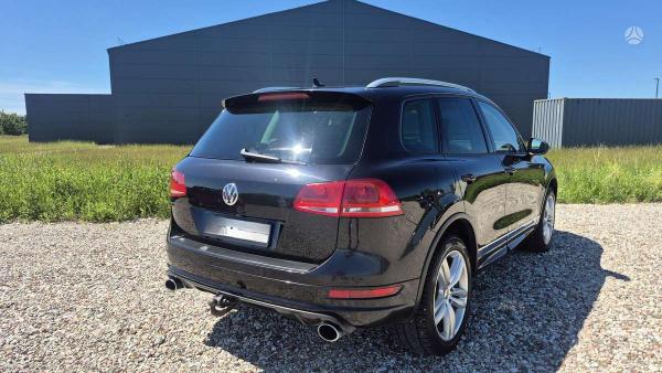 Melns Volkswagen Touareg 2012 Klaipėda, ar dzinēja tilpumu 2.97 L un nobraukumu 399 tūkst. km par 7650 €, foto 4 vietnē AUTOMOTO.COM.LV