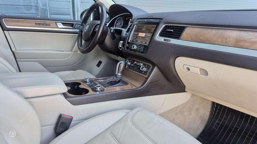 Melns Volkswagen Touareg 2012 Klaipėda, ar dzinēja tilpumu 2.97 L un nobraukumu 399 tūkst. km par 7650 €, foto 19 vietnē AUTOMOTO.COM.LV