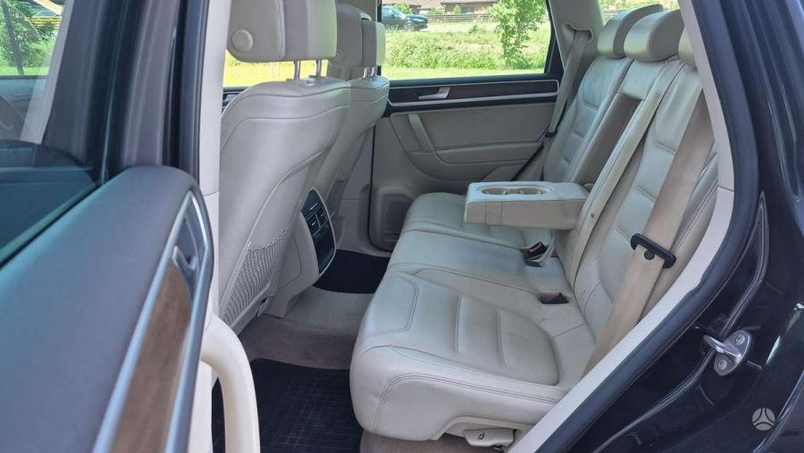 Melns Volkswagen Touareg 2012 Klaipėda, ar dzinēja tilpumu 2.97 L un nobraukumu 399 tūkst. km par 7650 €, foto 21 vietnē AUTOMOTO.COM.LV