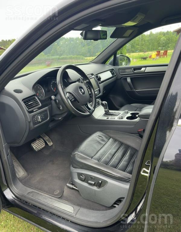 Black Volkswagen Touareg 2012 in Riga, with an engine capacity of 3.00 L and mileage of 226 thousand km for 12700 €, photo 7 on AUTOMOTO.COM.LV
