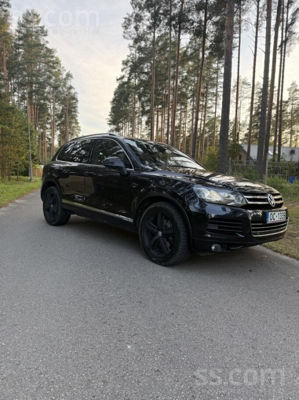 Black Volkswagen Touareg 2012 in Riga, with an engine capacity of 3.00 L and mileage of 303 thousand km for 12250 €, photo 2 on AUTOMOTO.COM.LV