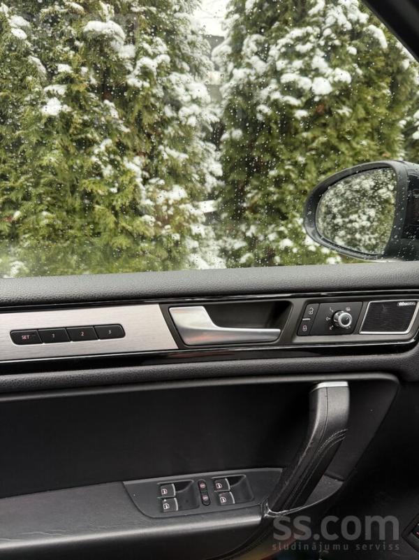 Black Volkswagen Touareg 2012 in Riga, with an engine capacity of 3.00 L and mileage of 303 thousand km for 12250 €, photo 6 on AUTOMOTO.COM.LV