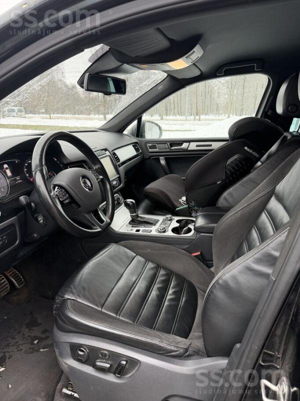 Black Volkswagen Touareg 2012 in Riga, with an engine capacity of 3.00 L and mileage of 303 thousand km for 12250 €, photo 7 on AUTOMOTO.COM.LV