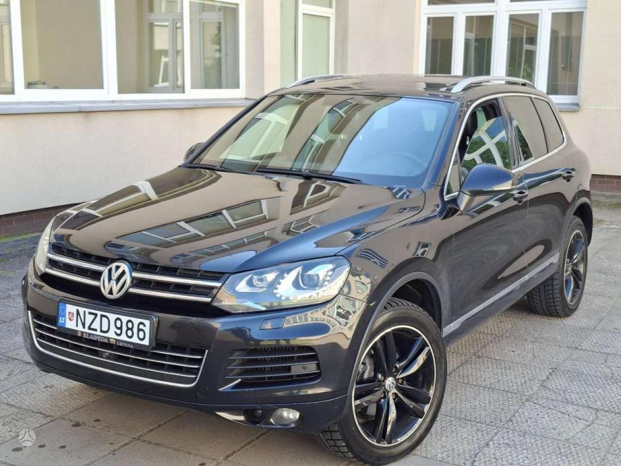 Black Volkswagen Touareg 2012 in Silute, with an engine capacity of 2.97 L and mileage of 325 thousand km for 8800 €, photo 1 on AUTOMOTO.COM.LV