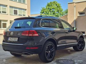Black Volkswagen Touareg 2012 in Silute, with an engine capacity of 2.97 L and mileage of 325 thousand km for 8800 €, photo 3 on AUTOMOTO.COM.LV