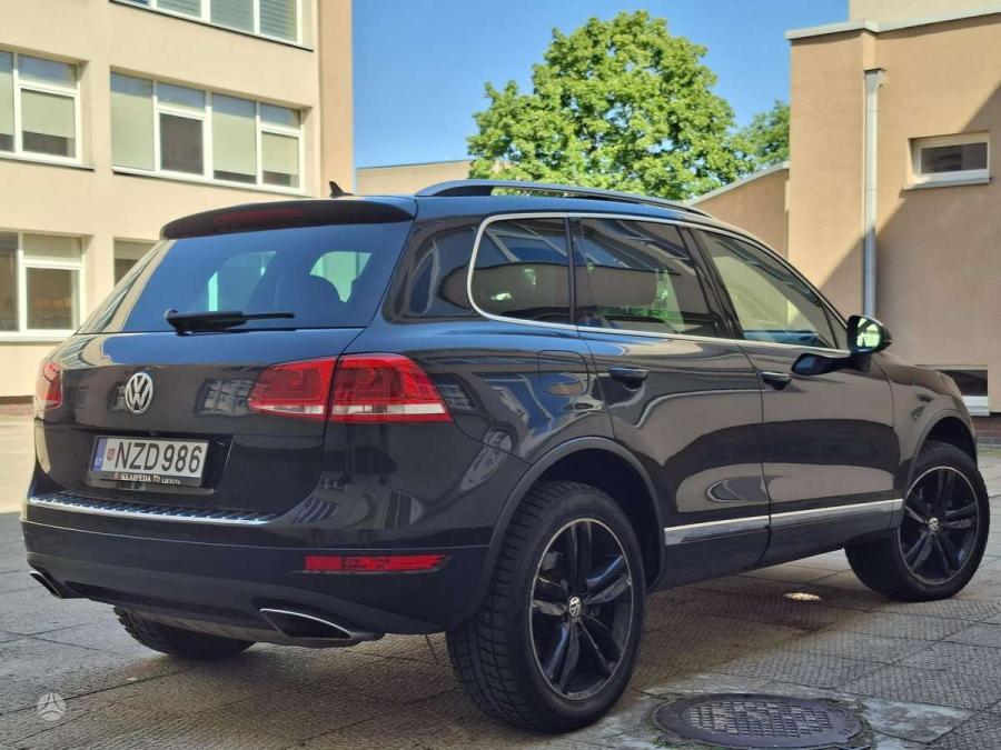 Black Volkswagen Touareg 2012 in Silute, with an engine capacity of 2.97 L and mileage of 325 thousand km for 8800 €, photo 3 on AUTOMOTO.COM.LV