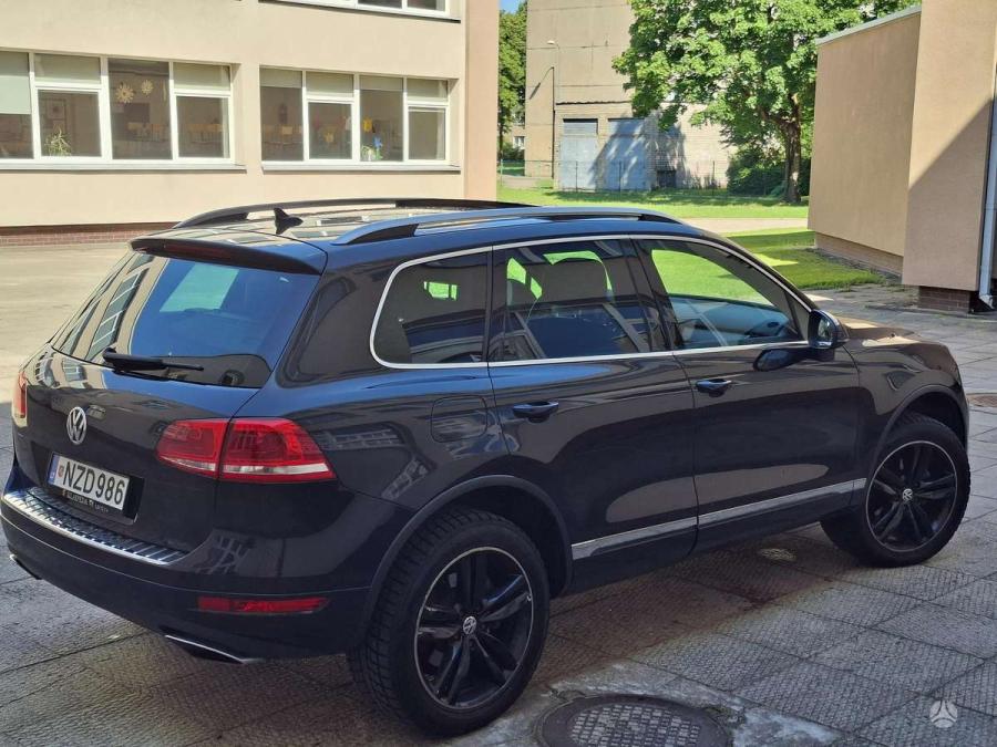 Black Volkswagen Touareg 2012 in Silute, with an engine capacity of 2.97 L and mileage of 325 thousand km for 8800 €, photo 7 on AUTOMOTO.COM.LV