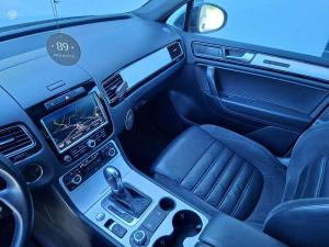 Black Volkswagen Touareg 2012 in Silute, with an engine capacity of 2.97 L and mileage of 325 thousand km for 8800 €, photo 17 on AUTOMOTO.COM.LV